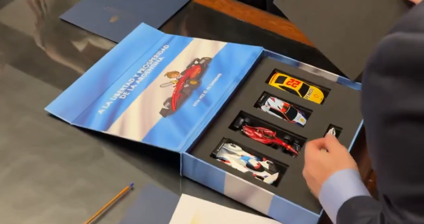 Milei chocho con la colección de autitos que le regaló Shell - Mosca