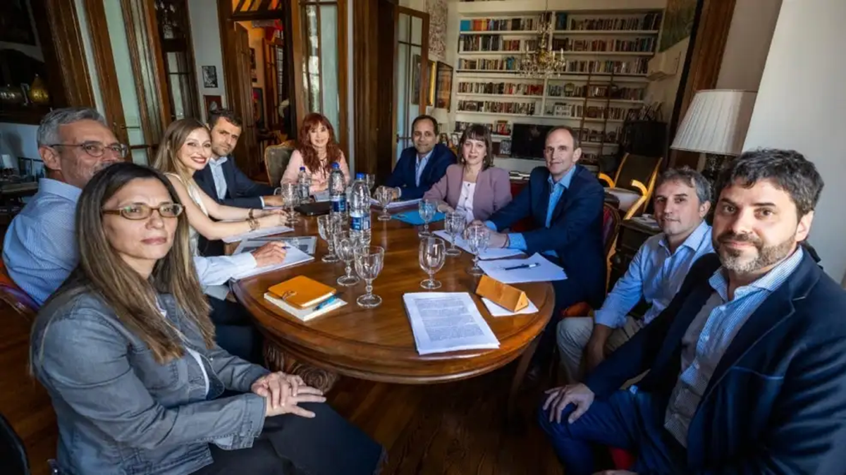 El enojo de los economistas K que quedaron afuera de la foto con ...